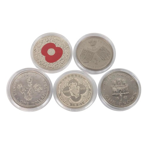 A collection of miscellaneous coins, to include a silver 2006 proof ...