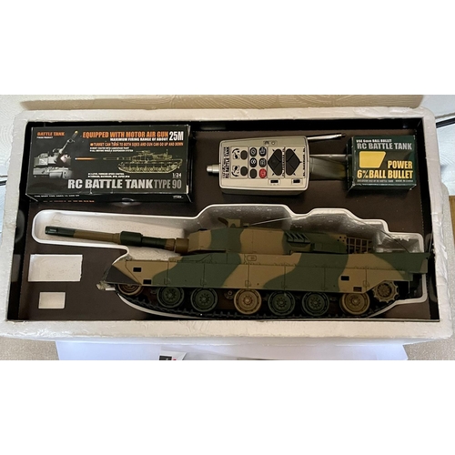 1/24TH RADIO CONTROLLED MODEL TANK WITH AUTO ELECTRIC GUN - BOXED A/NEW