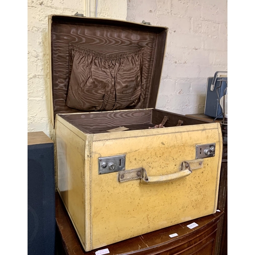SMALL REXINE STORAGE BOX WITH SATIN LINING AND KEYS