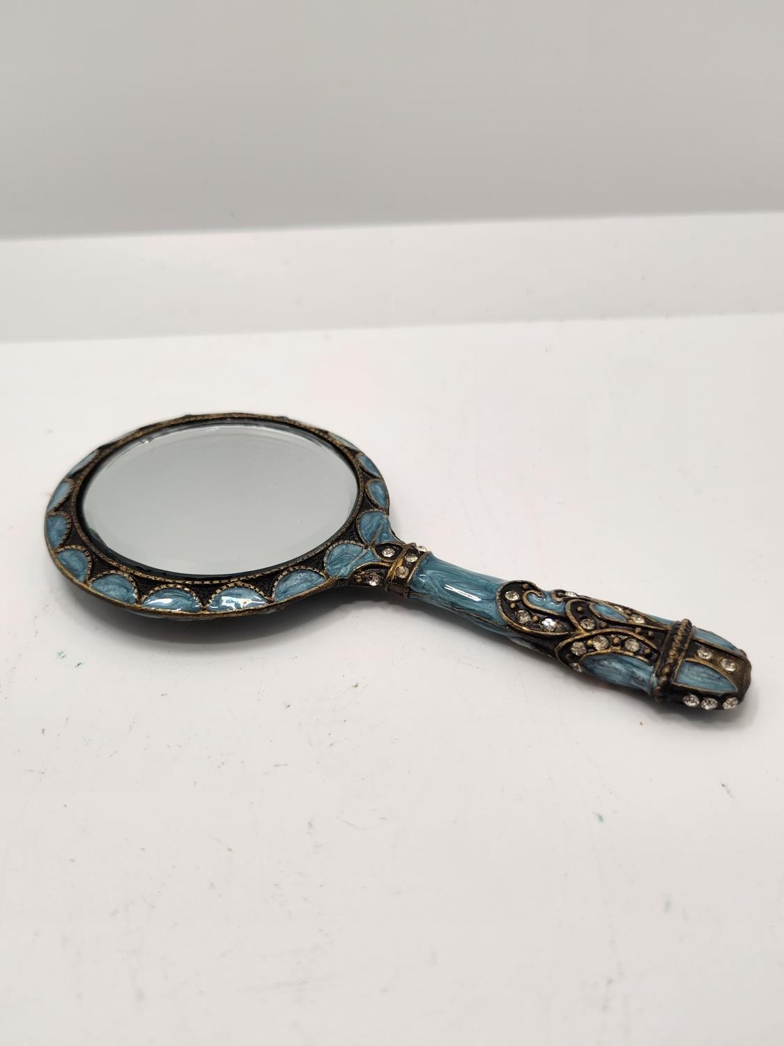 A SMALL VINTAGE ENAMELLED METAL HAND MIRROR, 11.8CM LONG