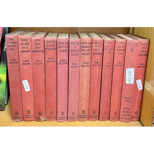 A COLLECTION OF HARDBACK VOLUMES OF ENID BLYTON FAMOUS FIVE BOOKS - H/B ...