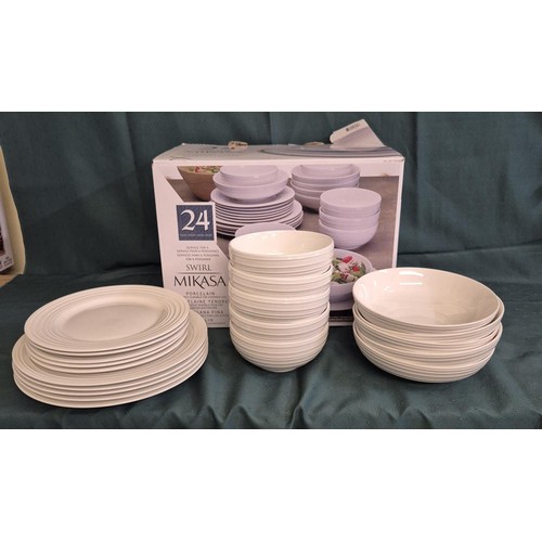 BOXED 20 PIECE MIKASA SWIRL WHITE PORCELAIN DINNER SERVICE - 5 LARGE ...