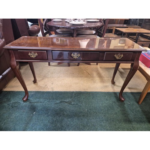 A MODERN HIGH GLOSS MAHOGANY REPRODUCTION HALL TABLE WITH CENTRAL ...