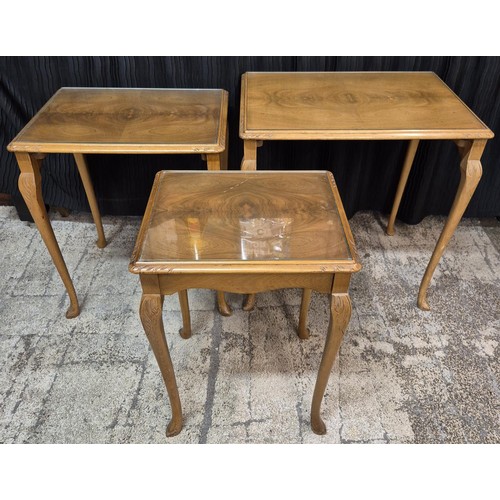 LIGHT WALNUT GLAZED GRADUATED NEST OF THREE TABLES ON QUEEN ANNE LEGS ...