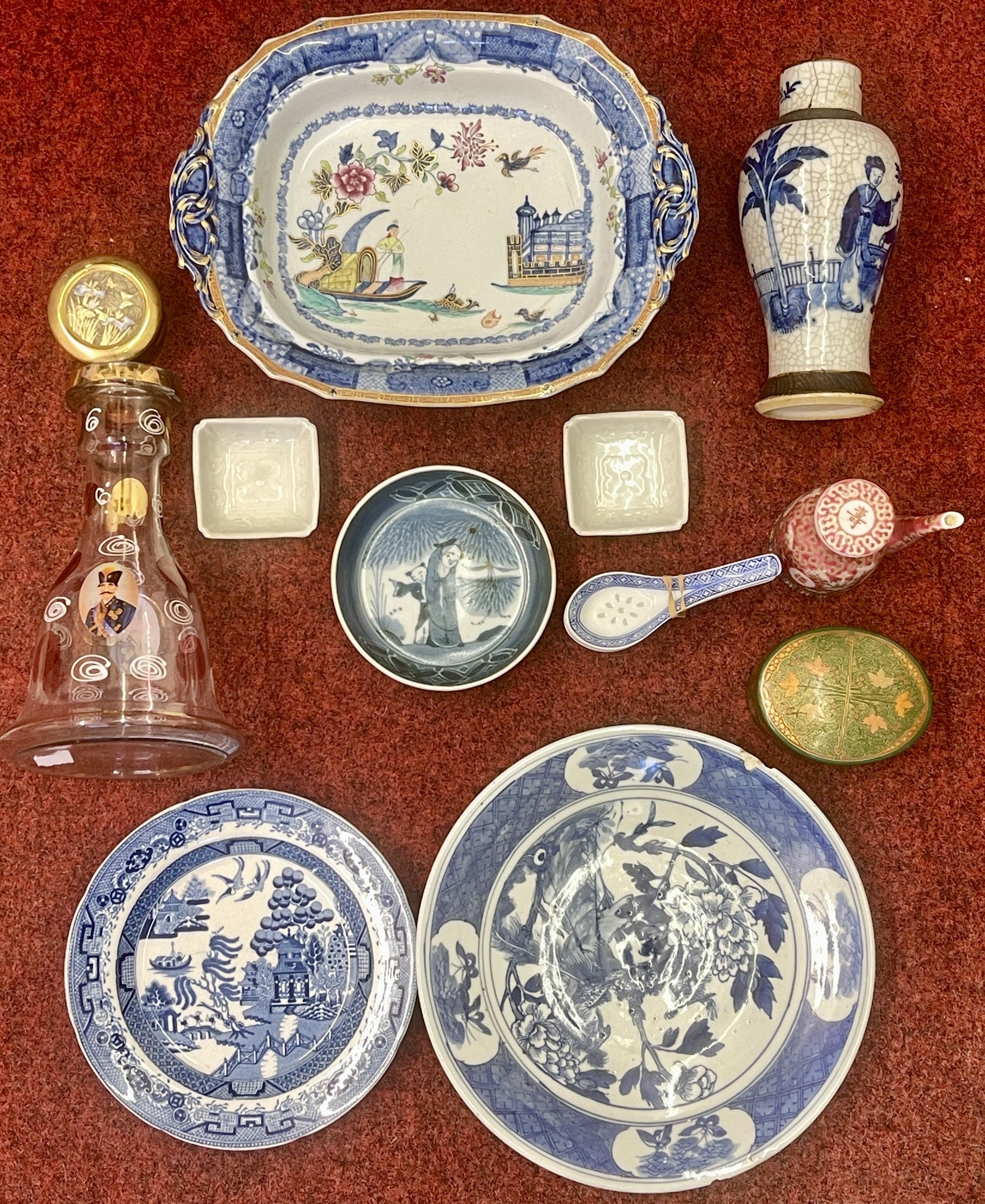 A SMALL COLLECTION OF ORIENTAL ITEMS INCL. A CHINESE EXPORT STYLE ...