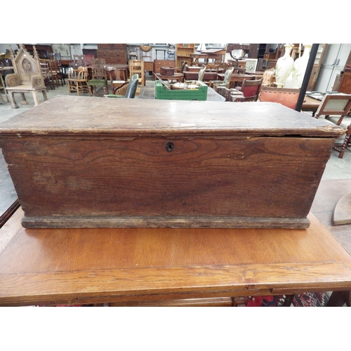 A Georgian elm blanket box