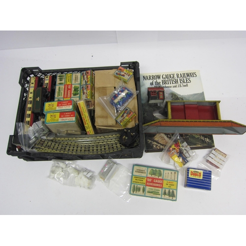 Assorted '00' gauge model railway items including Dublo coaches and 3 ...