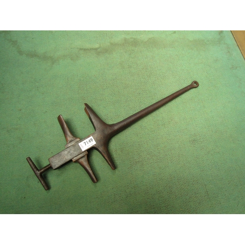 An adjustable hub cap spanner