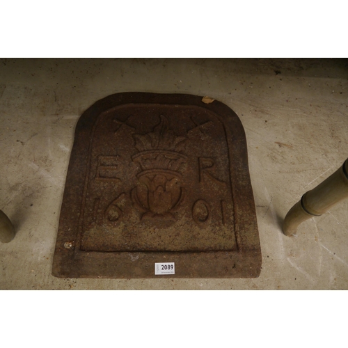 A cast iron fire back 1601 ER, 42 x 47cm