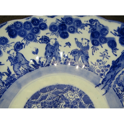 A Japanese Imari blue and white scallop edge charger, 31cm diameter ...