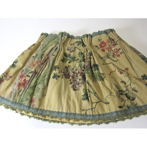 Assorted lot of approx twenty different floral fabrics dating from 1920 ...