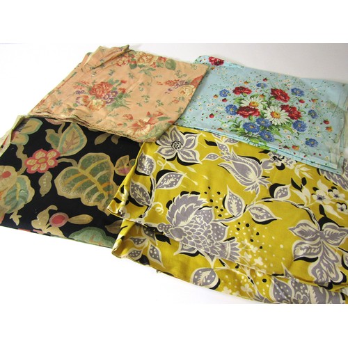Assorted lot of approx twenty different floral fabrics dating from 1920 ...