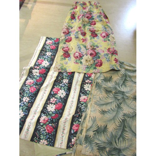 Assorted lot of approx twenty different floral fabrics dating from 1920 ...
