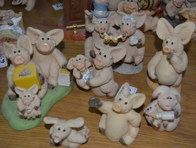 7 x Piggin Figurines Incl Piggin Queuing