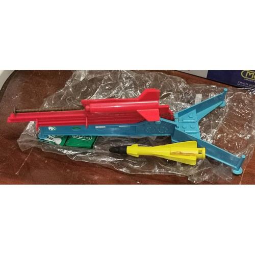 Spring load plastic rocket launcher toy