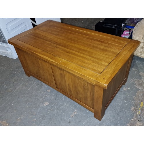 109 x 58 x 49 cm large hinged top storage box/table