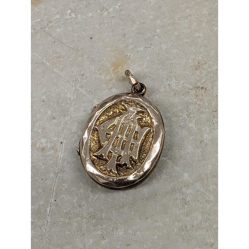 3 x 2 cm oval gold back and front locket with initials on front - 4.7 gm