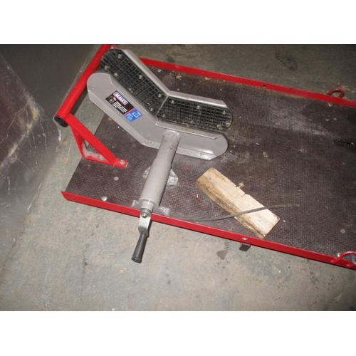 A hydraulic bike lift bench, with front wheel clamping system and ...