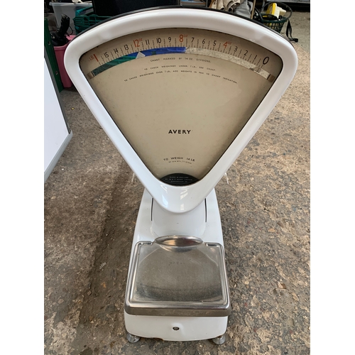 Vintage heavy duty set of Avery scales