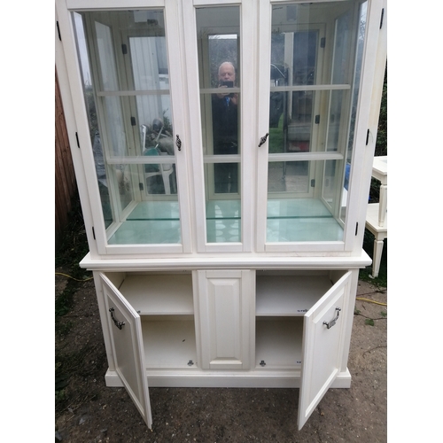 Illuminated display cabinet in white wood Dimensions are : 53 inches ...