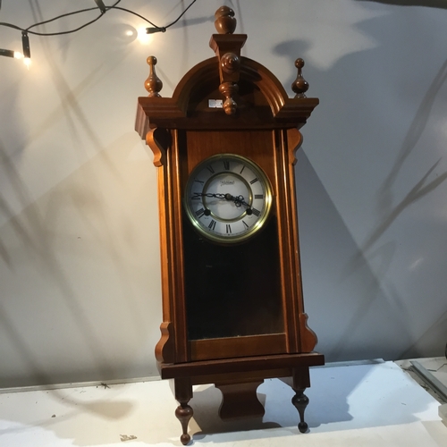 Highlands walk clock with pendulum - good clean condition includes key