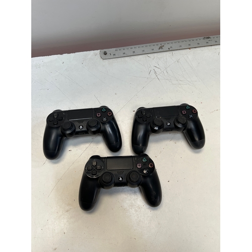3x Sony PS4 controllers