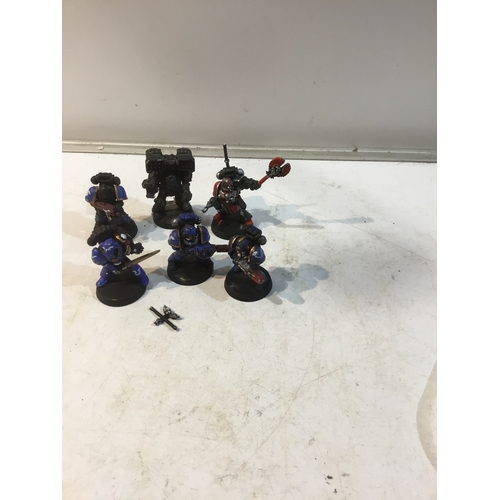 6 small warhammer figures