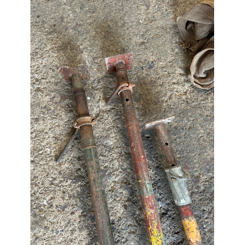 Set of three adjustable Acro props stands