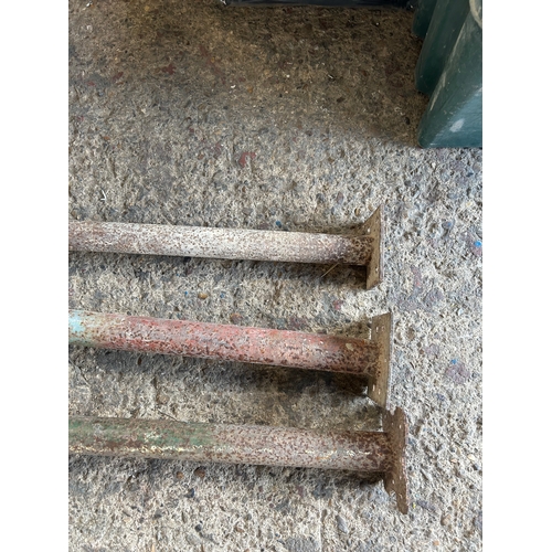 Set of three adjustable Acro props stands