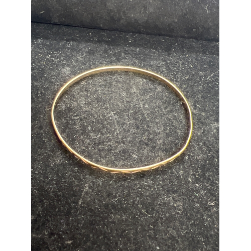 9ct gold 375 bangle with attractive design - 3.2g