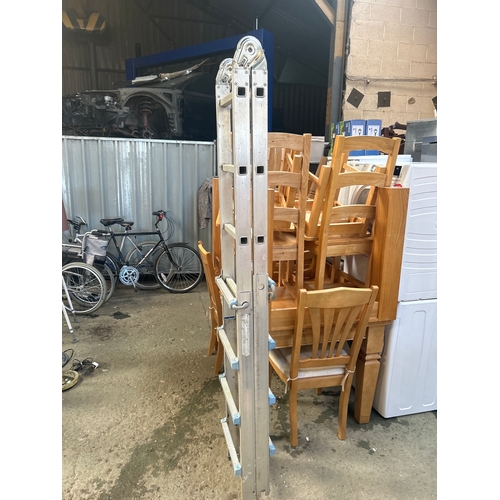 Set of extendable aluminum ladders