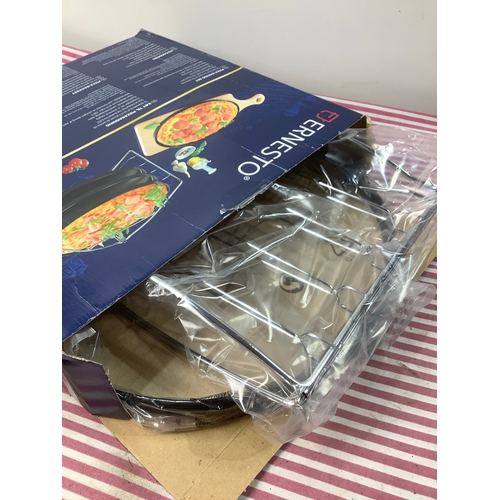Ernesto pizza baking set as new