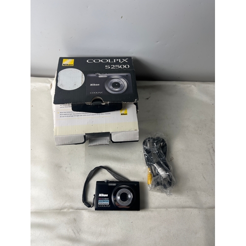 Nikon coolpix S5200 digital camera with box