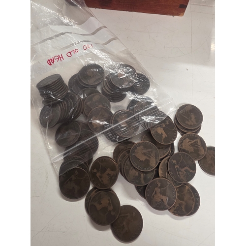COINS: approx 100 old head Victorian pennies