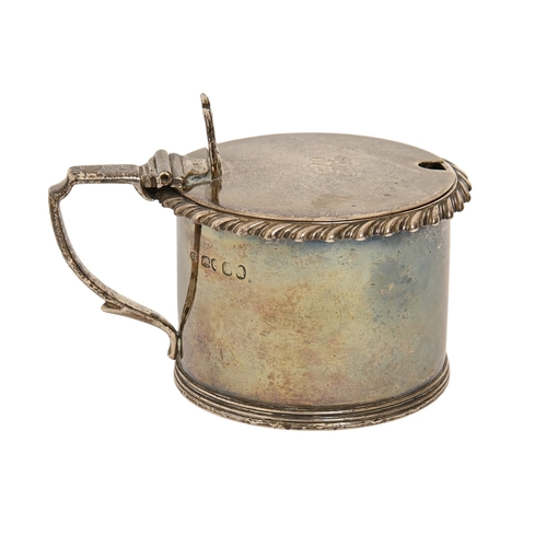 A George IV silver mustard pot, with shell thumbpiece, gadrooned rim ...