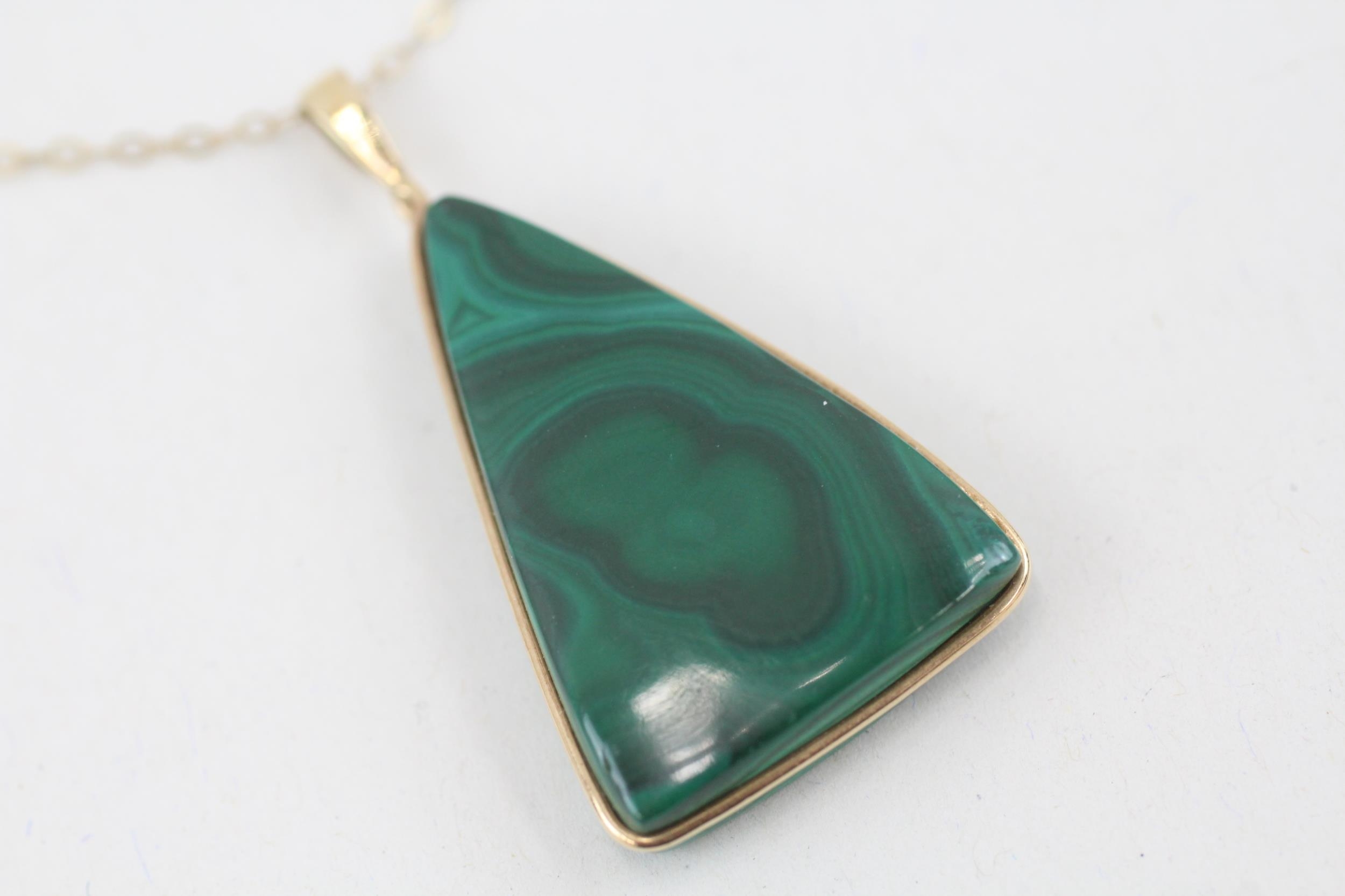 9ct gold modernist triangular cut malachite pendant necklace (9.9g)