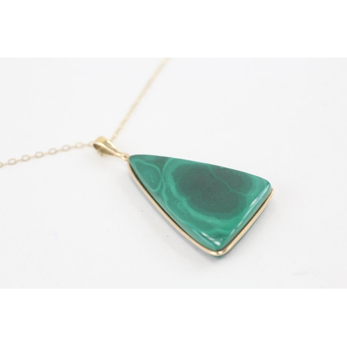 9ct gold modernist triangular cut malachite pendant necklace (9.9g)