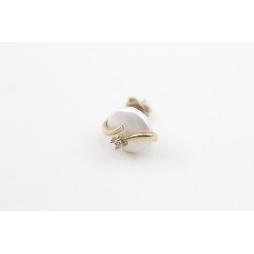 9ct gold cultured pearl & diamond stud earrings with scroll backs (2.6g)