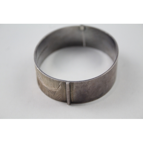 Silver vintage bangle with fern leaf design (43g)
