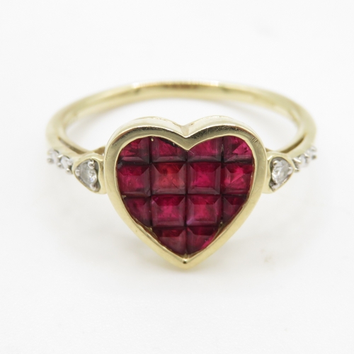 9ct gold diamond and ruby heart ring (3g) Size R