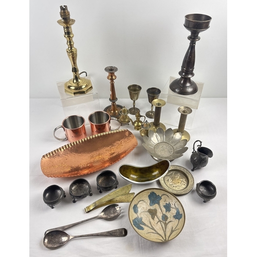 A collection of assorted mixed metalware items. To include a brass ...