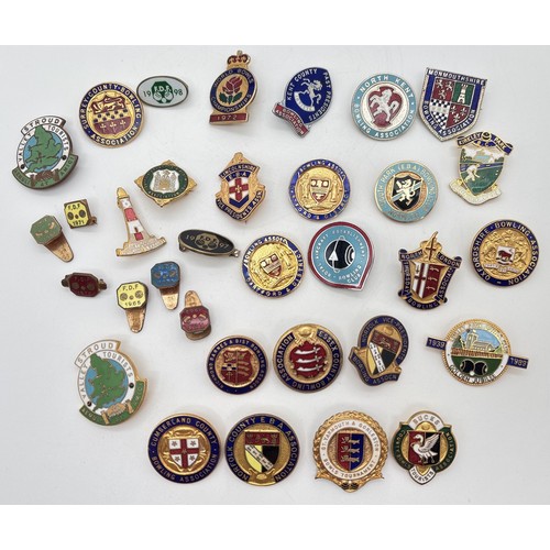 A collection of 33 assorted vintage pin badges relating to bowls, to ...