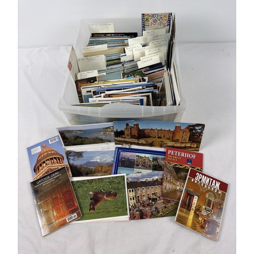 A box of 800+ mostly coloured vintage and modern postcards from around ...