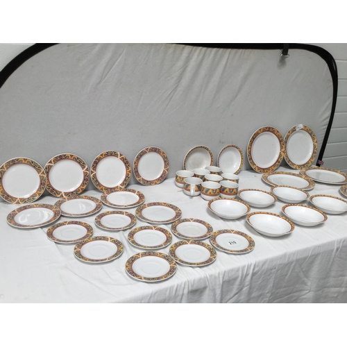 MODERN DINNER SERVICE