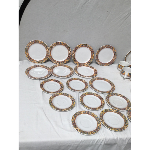 MODERN DINNER SERVICE