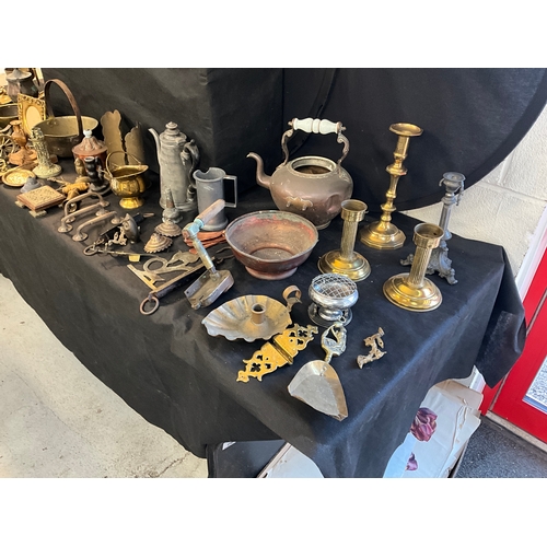 2 BOXES OF VICTORIAN AND LATER BRASSWARE TO INCLUDE VICTORIAN BRASS ...