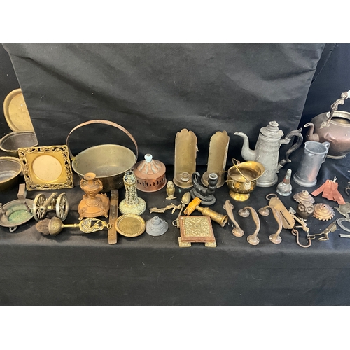 2 BOXES OF VICTORIAN AND LATER BRASSWARE TO INCLUDE VICTORIAN BRASS ...