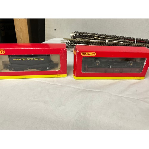2 BOXES OF MODEL RAILWAY ITEMS-BOXED HORNBY ENGINES CARRIAGES TRACK ETC