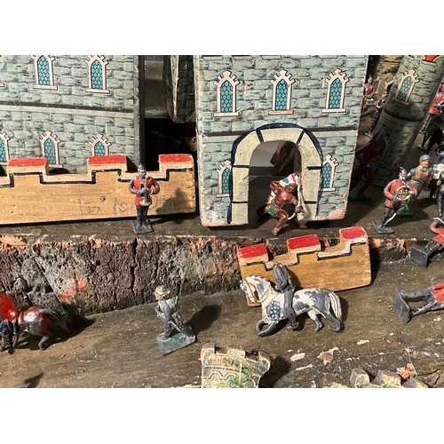 VINTAGE TOY FORT AND QTY OF VINTAGE LEAD TOY SOLDIERS