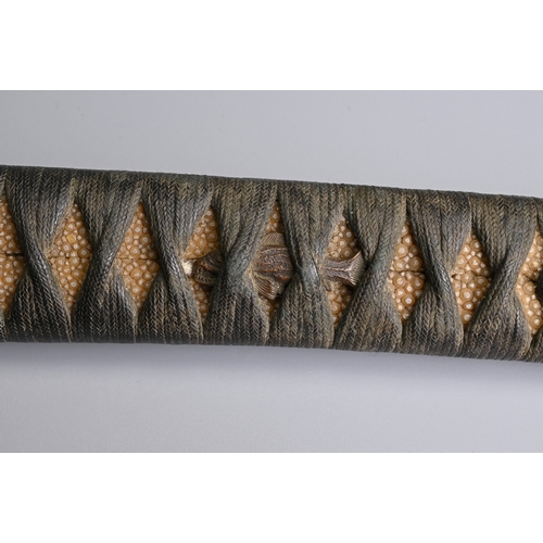 A JAPANESE KATANA SWORD, 19/20TH CENTURY. With a 27.75 inch blade ...